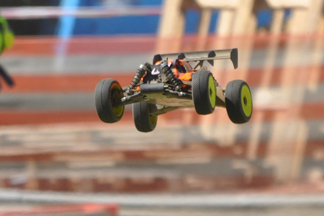 Jedinečné středoškolské závody vodíkových RC aut o účast na mist